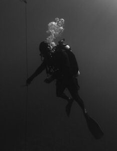 How to Communicate Underwater During Your Night Dive | SEARCH SCUBA - Blog